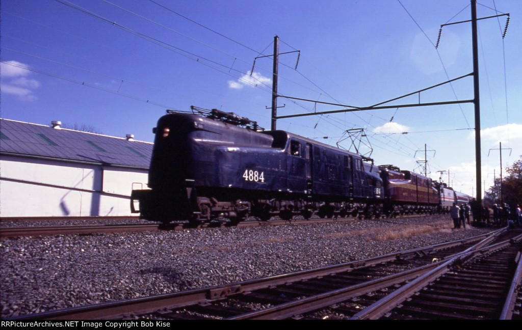 NJT 4884 westbound at Paradise
